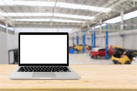 노트북 컴퓨터 수리 역 Bokeh 빛에 자동차와 자동차 서비스 센터 나무 테이블에 Defocused 배경 흐림 기계공에 대한 스톡 사진 및 기타 이미지 Istock