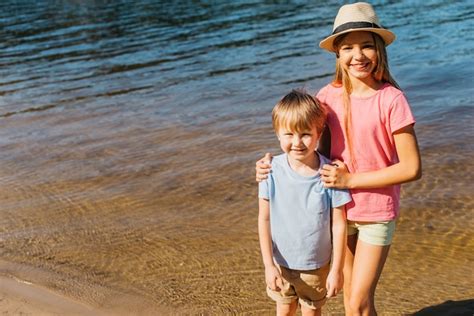 Glückliche Kinder Spaß am Strand haben Kostenlose Foto