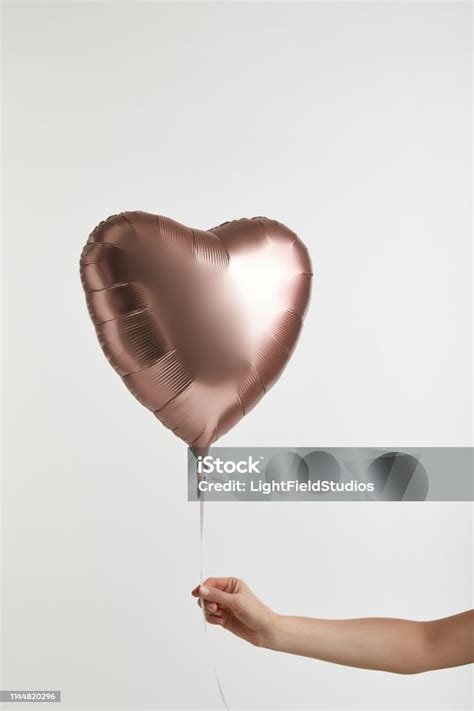 흰색 절연 하트 모양의 황금 공기 풍선을 들고 여자의 자른 보기 금색에 대한 스톡 사진 및 기타 이미지 금색 부분의