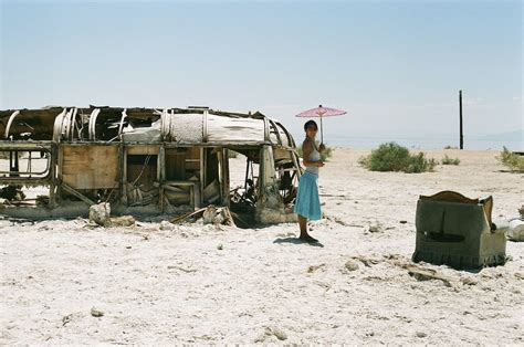 Foto Zum Thema 버려진 버스 옆에 서 있는 여자 Kostenloses Bild Zu Weiblich Auf