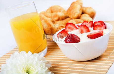 早饭。草莓、奶油和果汁。健康生活方式的象征。高清摄影大图 千库网