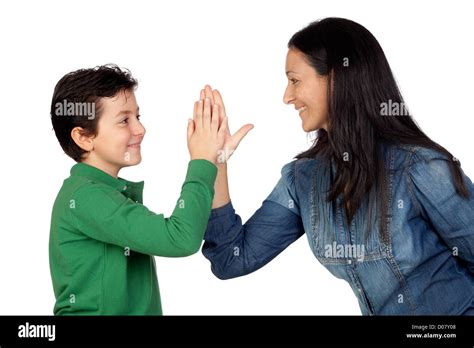 Adorable Mère Et Son Fils Faire Une Poignée Isolé Sur Fond Blanc Photo