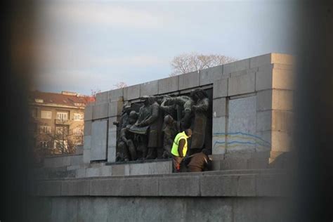 СНИМКИ Започна махането на Паметника на Съветската армия