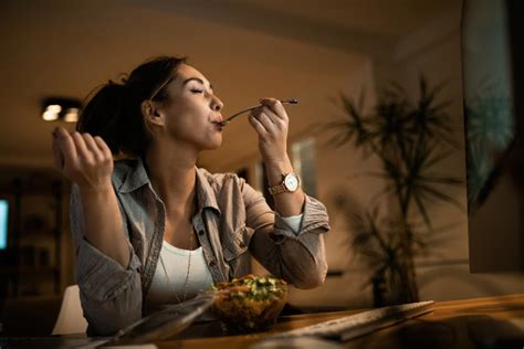 Mindful Eating Baik Untuk Kesehatan Tubuh Dan Mental Universitas