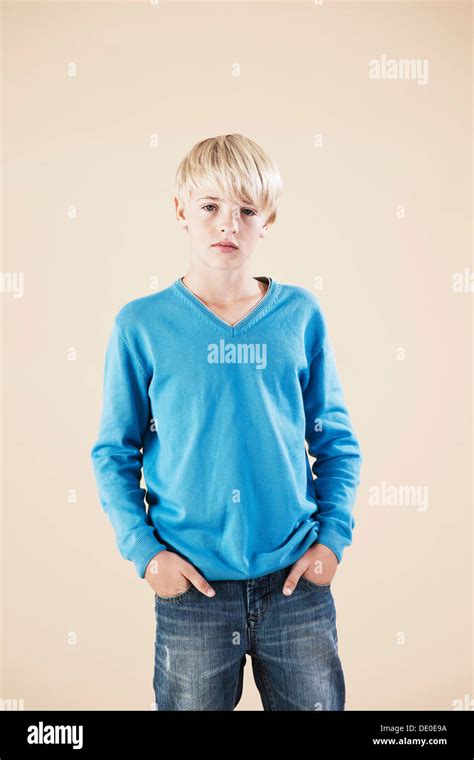 Junge Im Pullover Fotos Und Bildmaterial In Hoher Auflösung Alamy