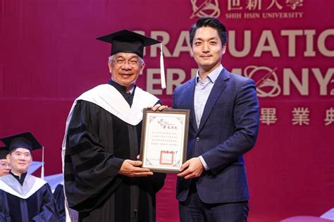 蔣萬安世新畢典演講 陳清河頒贈感謝狀圖 中央通訊社 Line Today