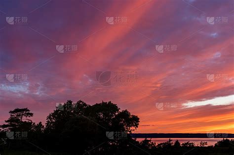 美丽的粉红色多云天空在夕阳下闪闪发光
