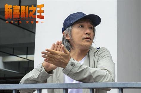 周星驰与王思聪战队同框，吐着舌头卖萌，星爷太可爱了
