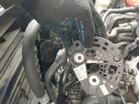 Замена щеток генератора — Volkswagen Passat B6, 2 л, 2006 года | своими ...