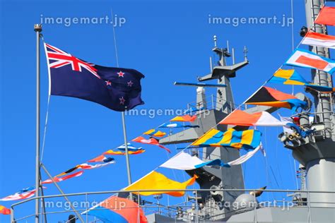ニュージーランド海軍艦船に翻る国旗（2022年国際観艦式に伴う一般公開）の写真素材 205477217 イメージマート