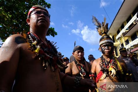 Demonstrasi Tuntut Rocky Gerung Dihukum Adat Dayak Partai Negeri