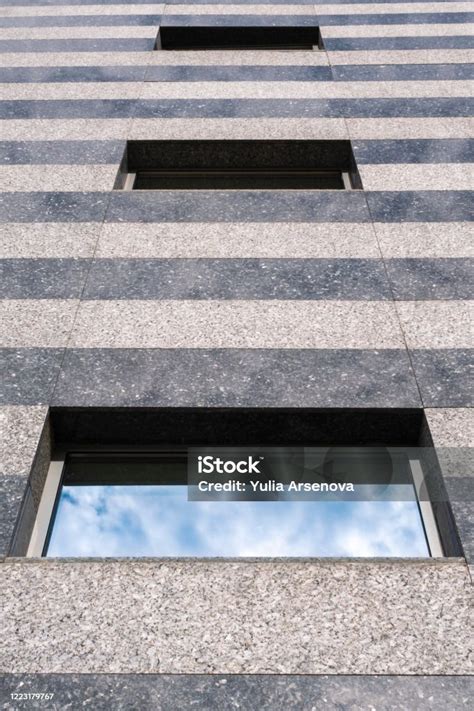 줄무늬 건물 벽에 구름반사가 있는 3개의 정사각형 모양의 창문 0명에 대한 스톡 사진 및 기타 이미지 0명 거리 건물 외관 Istock