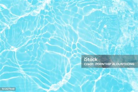 디포커스는 스플래쉬와 거품으로 투명한 파란색의 맑고 잔잔한 물 표면 질감을 흐리게 처리했습니다 트렌디 한 추상적 인 자연 배경 복사 공간이있는 햇빛 속의 물파 블루 수채화