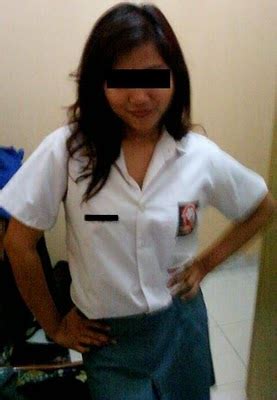 Pose HOT Gadis SMU Info Menarik