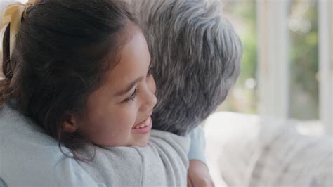 Vídeo Premium Niña Feliz Saludando A La Abuela Con Un Abrazo Abuela