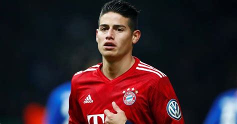 Jogador Colombiano James Rodriguez Posa Somente De Shorts Branco Todo
