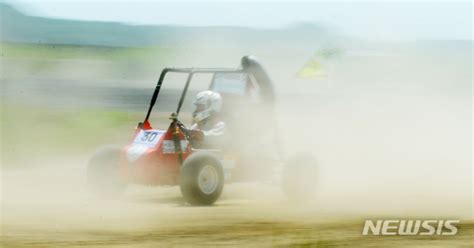 비포장 도로 달리는 차량