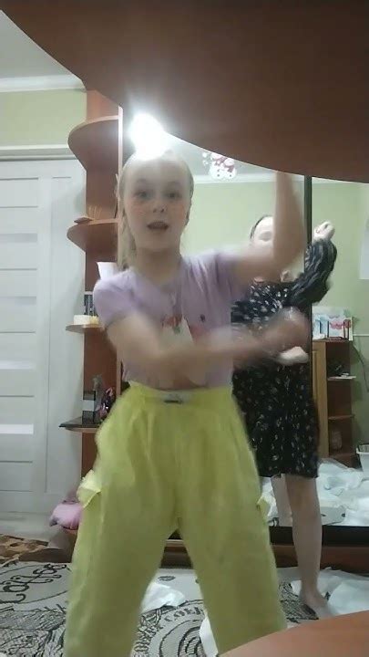 Задний фон всегда интерестней😄 Dance эстетика подпишись собака