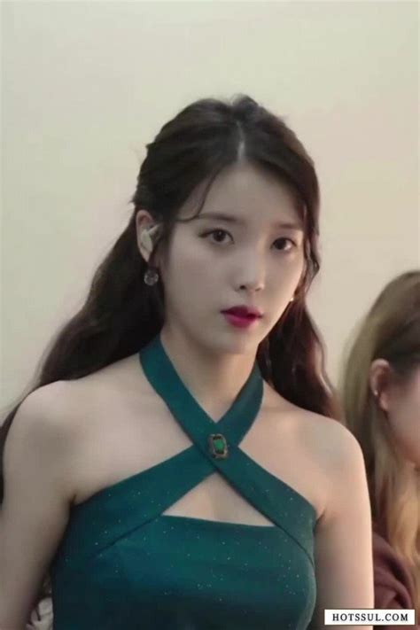 홀터넥 아이유