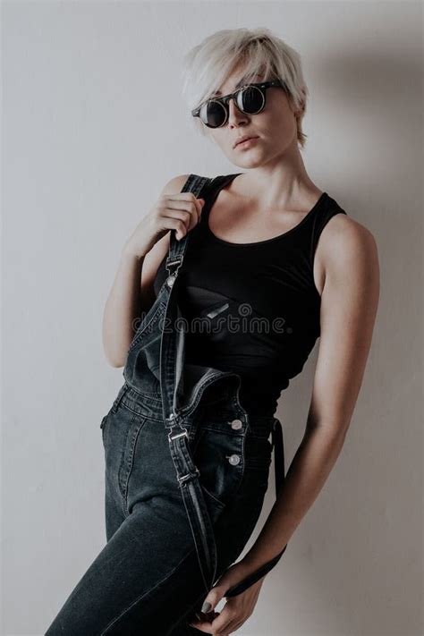 Chica Con Pelo Corto Y Gafas Foto De Archivo Imagen De Degradado Hombre