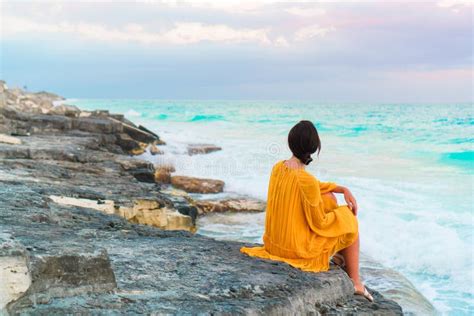 Giovane Bella Donna In Vestito Sulla Spiaggia Con La Vista Stupefacente