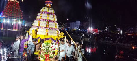 Temple ஓசூர் பச்சைக்குளத்தில்சந்திரசூடேஸ்வரர் தெப்ப உற்சவம்திரளான
