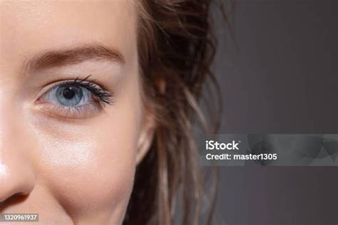 클로즈업 여성 얼굴은 흰색 스튜디오 배경에 고립 아름다운 속눈썹과 눈썹 아름다움의 개념 20 24세에 대한 스톡 사진 및 기타 이미지 Istock