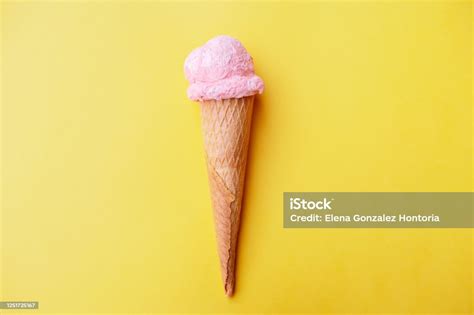 노란색 배경에 와플 콘에 딸기 아이스크림을 닫습니다 공간을 복사합니다 0명에 대한 스톡 사진 및 기타 이미지 0명 계절