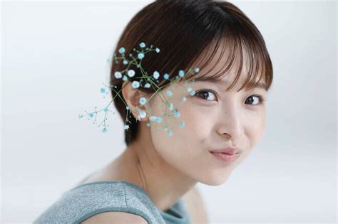 元フジテレビアナウンサー・渡邊渚、「決意」表明の初フォトエッセイには注文続々で…第2弾も内定情報 出版界で熱視線｜ニュース｜ピンズバnews