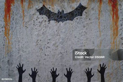 피 묻은 벽 박쥐와 시체 손 실루엣 텍스트에 대 한 공간을 복사 합니다 할로윈 포스터 개념 초대 카드 서식 파일 개념에 대한 스톡 사진 및 기타 이미지 Istock