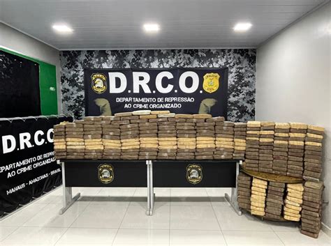 Dupla é presa transportando 250 kg de maconha em veículo