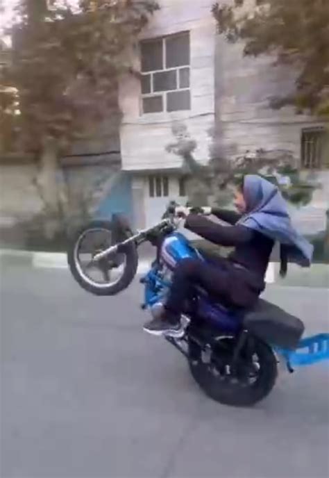 بالاترین تک چرخ زدن دختران مقابل مدرسه پسرانه اولین چیزی که به ذهن می‌آورد؛ حاکمیت با نسل نو و