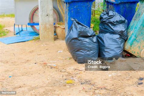 더미 검은 쓰레기 봉지 플라스틱과 복사 공간 도시에서 4 개의 쓰레기 좀 더러운 길가 텍스트 추가 0명에 대한 스톡 사진 및 기타 이미지 Istock