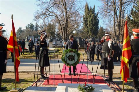 ФОТО Претседателот Пендаровски положи цвеќе на гробот на претседателот Глигоров по повод