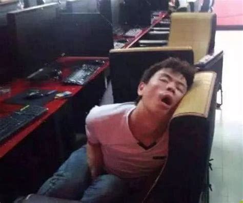 真正的网吧大神，男子连续5个月网吧战斗，创下网吧新纪录！ 搜狐大视野 搜狐新闻