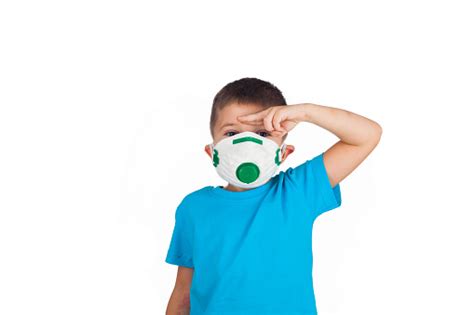 백색 배경에 고립 된 오염 된 공기로부터 보호하는 방진 마스크를 착용한 5 세의 어린 소년 4 5세에 대한 스톡 사진 및 기타 이미지 4 5세 6 7 살 건강관리와