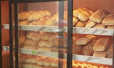 Dyqanet Po Furnizohen Me Bukë Nga Kompanitë E Vogla Të Prodhimit Alsat