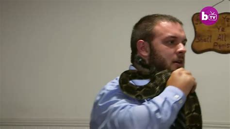 El estremecedor momento en que un pastor de EEUU es mordido por una serpiente durante su sermón