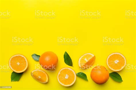 컬러 배경에 신선한 과일 오렌지 슬라이스 맨 위 보기입니다 공간을 복사합니다 창조적 인 여름 개념 복사 공간이있는 최소한의