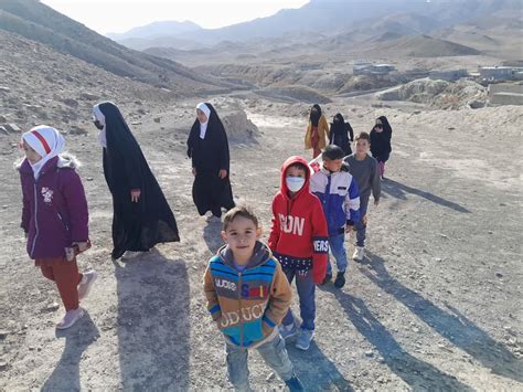 غبار روبی مزار شهدای روستای رزمگاه توسط دانش آموزان در هفته بسیج تصاویر