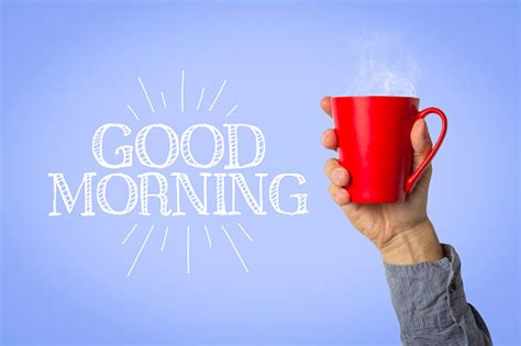 파란색 배경에 뜨거운 커피 또는 차와 빨간 컵을 들고 남성 손 좋은 아침 텍스트를 추가했습니다 따뜻한 커피를 곁들인 조식 컨셉 12월에 대한 스톡 사진 및 기타 이미지