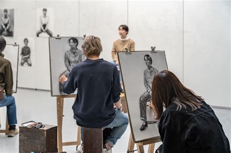 人を描くおもしろさは、変化する瞬間に。 油画コース、森本先生が顧問を務める 人体デッサン部、「春の人物デッサン大会」を開催！ 油画コース