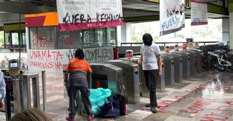 Un Grupo De Personas Encapuchadas Realizó Pintas Y Destrozos En Metro