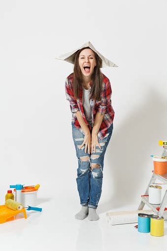 전체 길이 신문 모자 서 흰색 배경에 고립 된 재건축 아파트 홈 기기 근처에 여자의 초상화 배경 화면 접착 페인팅 도구에 대 한 액세서리입니다 수리 개념입니다 개선에 대한