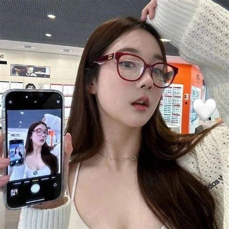 Kitty晒照，这眼镜又大又白~