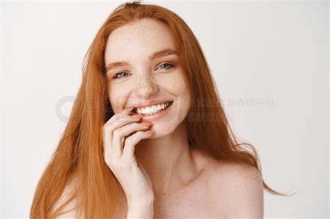 红发高清图片 美丽的微笑女人长着自然的红发和洁白的牙齿在前面看起来很高兴赤身裸体地站在白墙上 产品实拍免费下载 jpg格式 编号