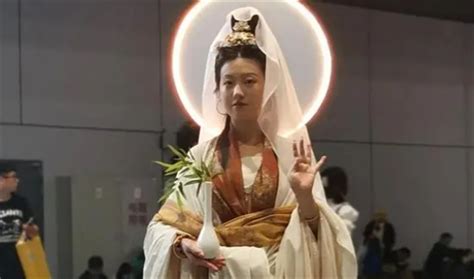 上海漫展惊现“女菩萨” 漫迷们现场参拜？探秘志