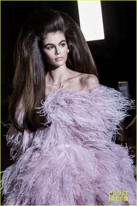 Kaia Gerber Walks Valentino Runway With Giant Hair Photo 4110826 Fashion Kaia Gerber Photos