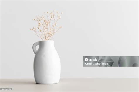베이지 색 테이블에 화병에 말린 석고 필라 빈 복사 공간이 있는 플랫 레이 0명에 대한 스톡 사진 및 기타 이미지 0명
