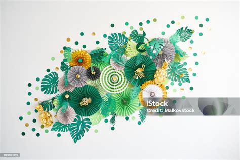 종이 접기의 녹색 에메랄드 금색 및 노란색 종이 원 모양입니다 종이 디자인의 추상적 인 배경 공간을 복사합니다 공예에 대한 스톡 사진 및 기타 이미지 Istock